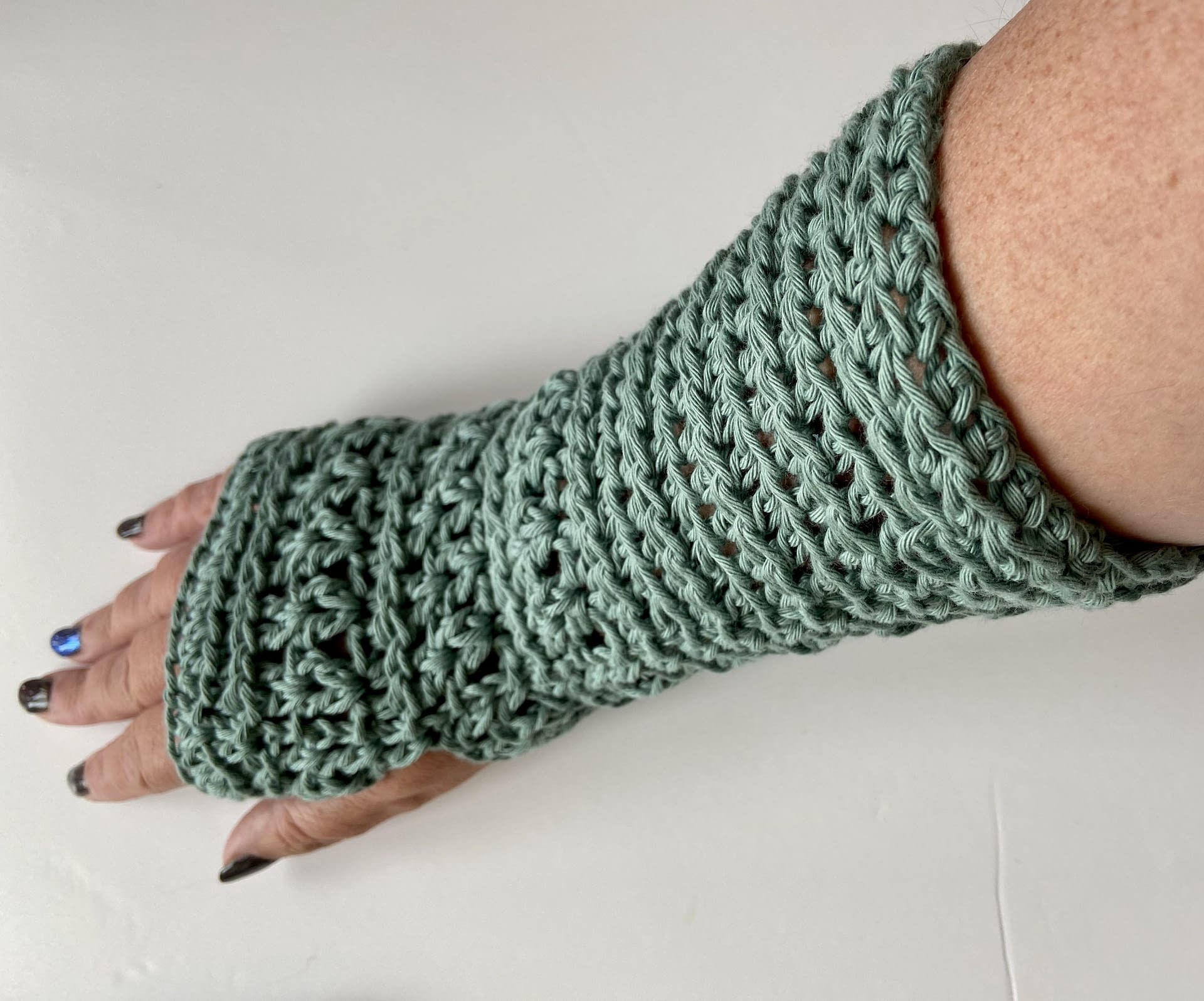 Modig Fingerless Gauntlets Gloves in Acrylic ⋆ Hooking Love